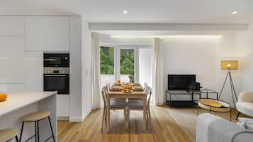 Apartamento, 3 quartos | Área de estar | TV de tela plana