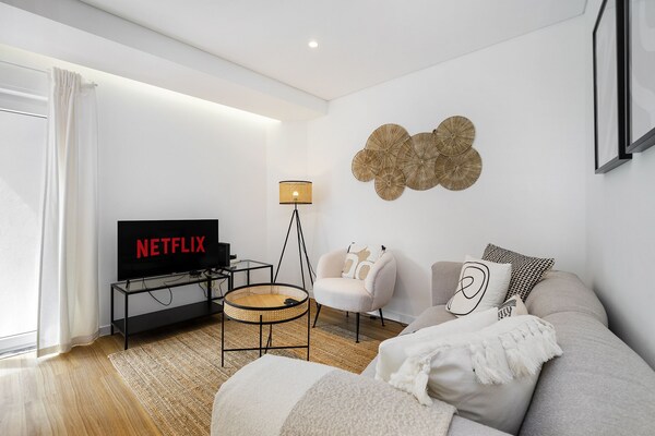 Chic & Stylish Retreat In Estoril's Finest Location - Estoril