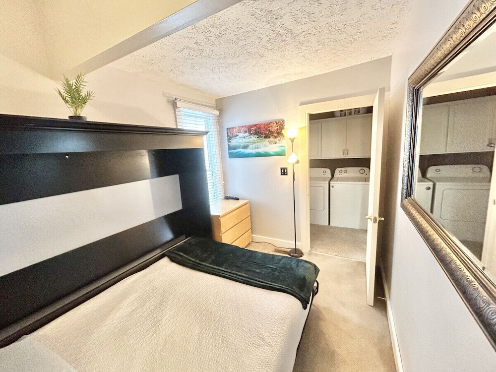 Downtown House W/king Bed-parking-bars-restaurants - Indianapolis, IN