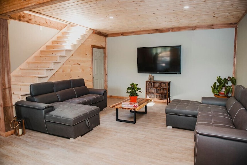 Chalet Cadieux Waterfront Getaway With Hot Tub, Views & Outdoor Adventures - Quebec