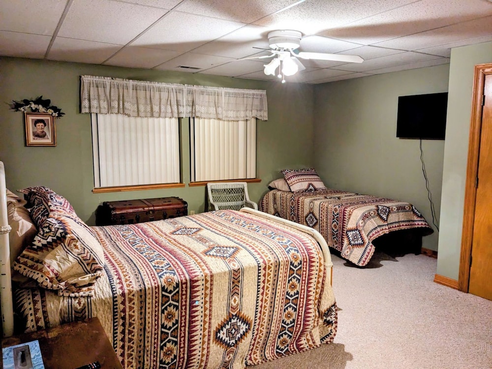 Large Farmhouse In Ozark Mountains - Table Rock Lake