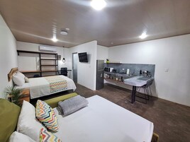 Roupa de alta qualidade, cofre no quarto, secretária 