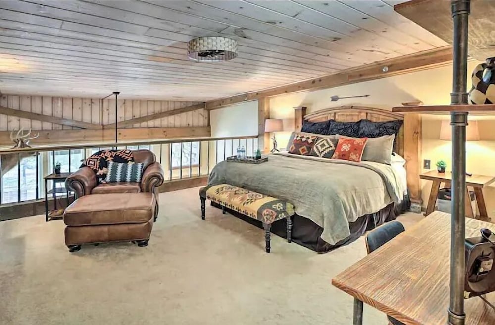 Lake Cabin-Style Condo @ Shangri La with Private Hot Tub-Couples ...