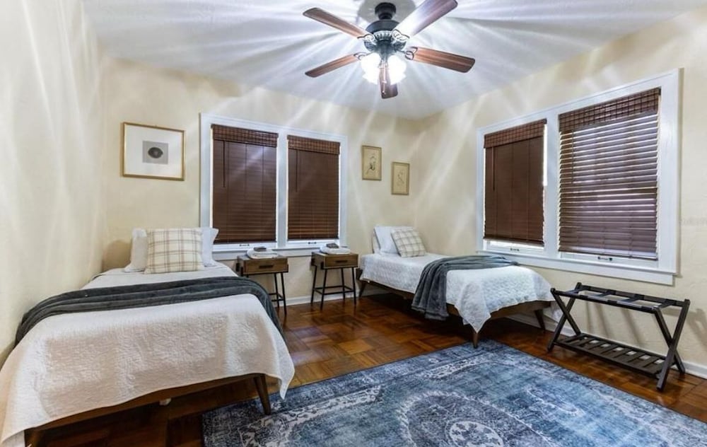 New! Charming 2-bedroom House - 0.8 Mile Walk To Stadium And Midtown! - Lake Alice, FL