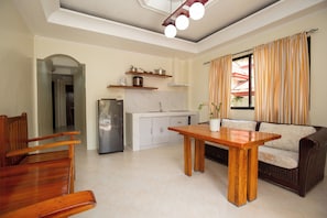 Suite Familiar, vista para o jardim | Sala de estar