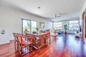 Casa Deluxe, vista para o lago | Sala de estar | TV de ecrã plano 