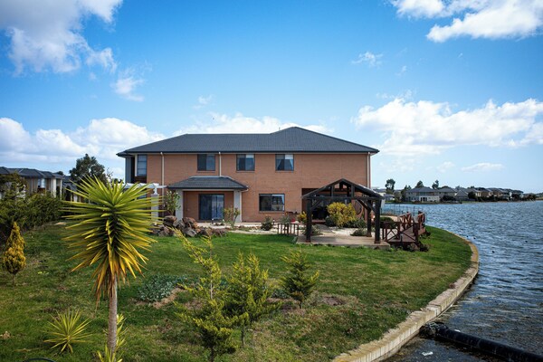 Stayau 5br Lakefront Escape Point Cook - City of Wyndham