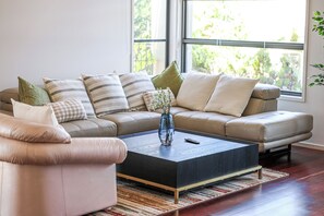 Casa Deluxe, vista para o lago | Sala de estar | TV de ecrã plano 