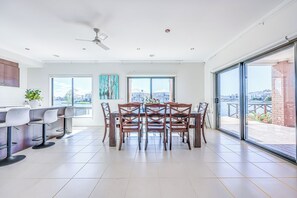 Casa Deluxe, vista para o lago | Sala de estar | TV de ecrã plano 