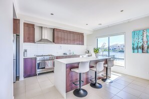 Casa Deluxe, vista para o lago | Sala de estar | TV de ecrã plano 