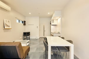 Quarto quádruplo conforto | Opções para refeição no quarto