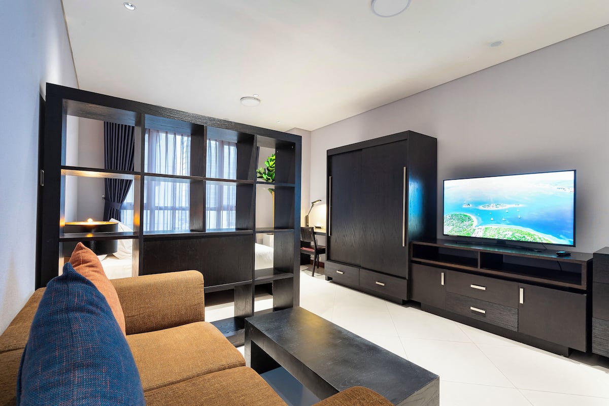 Apartamento luxo, 1 quarto, vista para a cidade | Área de estar | Smart TV 32 polegadas com canais a cabo, escritórios