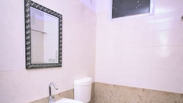 Quarto standard | Banheiro | Chuveiro, produtos de toalete grátis, toalhas de banho, sabonete
