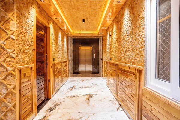 Golden Oak By The Lake Hill - Nainital