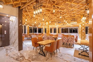 Pequeno-almoço tipo buffet diário (350 INR por pessoa) 