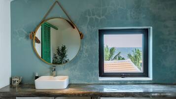 Vila família, vista para o jardim | Banheiro | Produtos de toalete grátis, secador de cabelo, roupões de banho