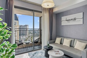 Apartamento superluxo, sacada | Roupas de cama premium, cofres nos quartos, escrivaninha