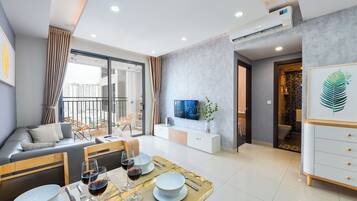 Apartamento superluxo, sacada | Roupas de cama premium, cofres nos quartos, individualmente mobiliados