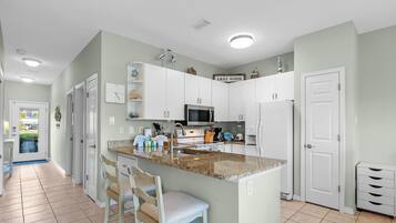 Apartamento Deluxe em Condomínio Fechado, 2 quartos, não fumadores, varanda | Cozinha privada | Um frigorífico, um micro-ondas, um forno, uma placa de cozinha