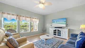 Apartamento Deluxe em Condomínio Fechado, 2 quartos, não fumadores, varanda | Sala | Smart TV de 65 polegadas com canais por cabo