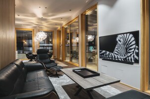 Penthouse de Luxo, varanda, Vista para a cidade | Sala de estar | TV de ecrã plano 