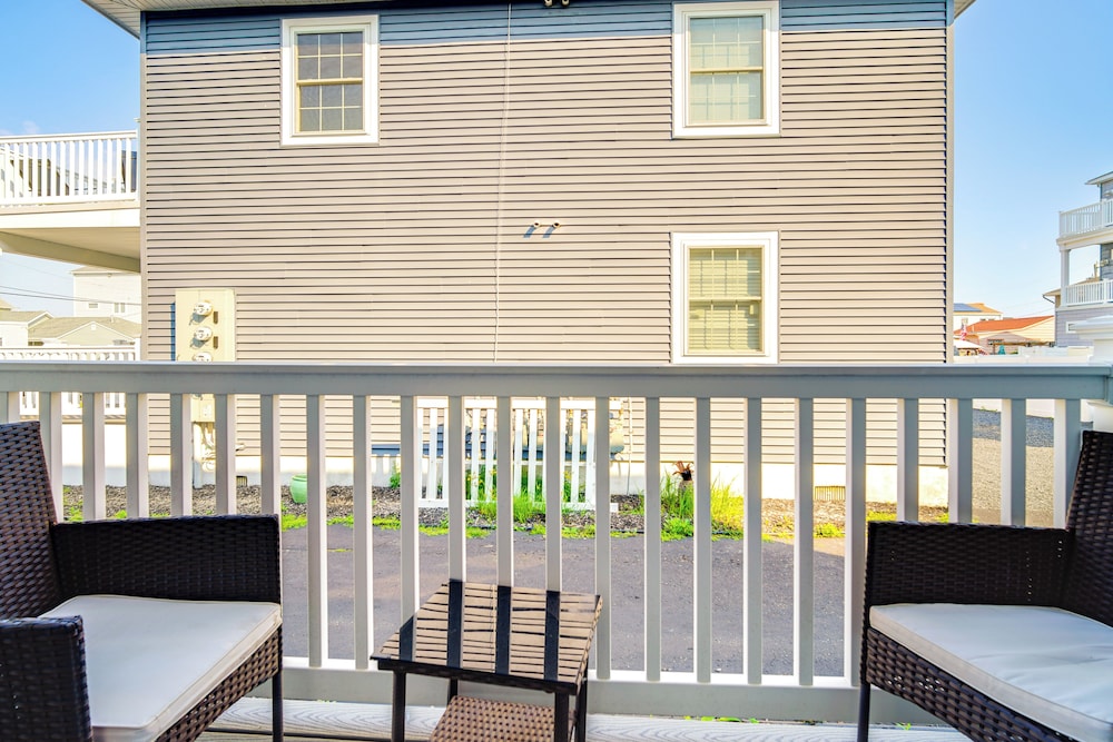 Bright Brigantine Townhome: Steps To Beach Access! - Long Beach Island, NJ