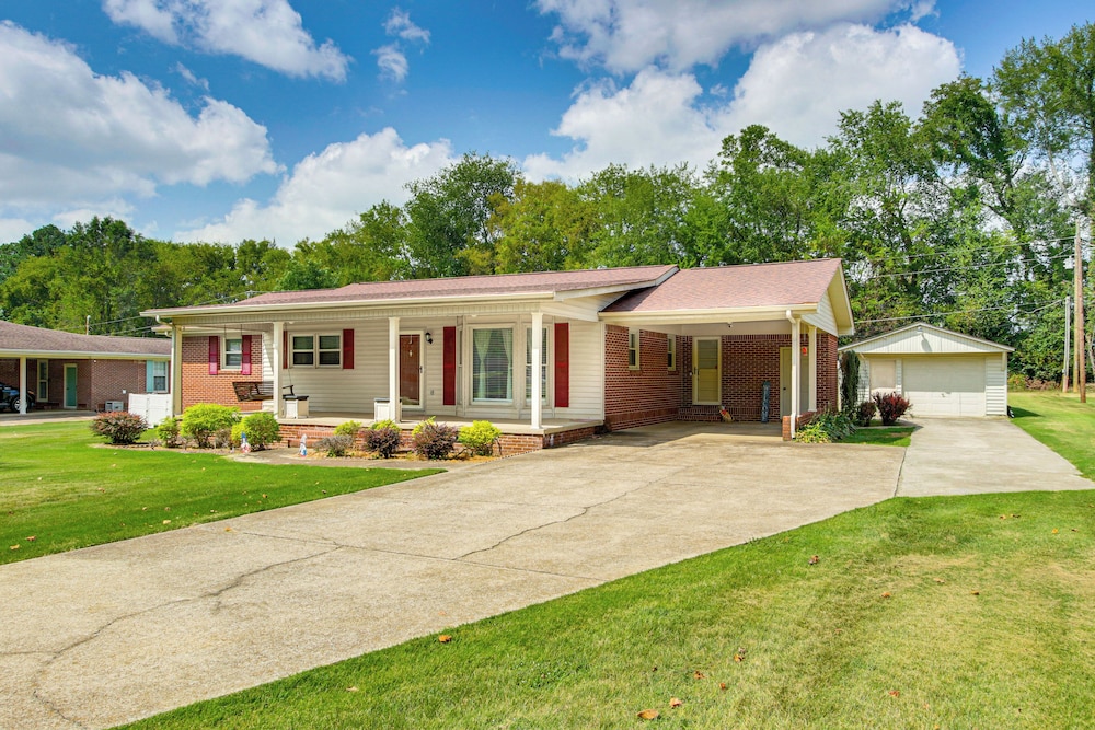 Florence Family Home W/ Dog-friendly Yard - Florence, AL