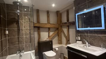 Quarto casal superior | Escrivaninha, ferros/tábuas de passar roupa, Wi-Fi de cortesia