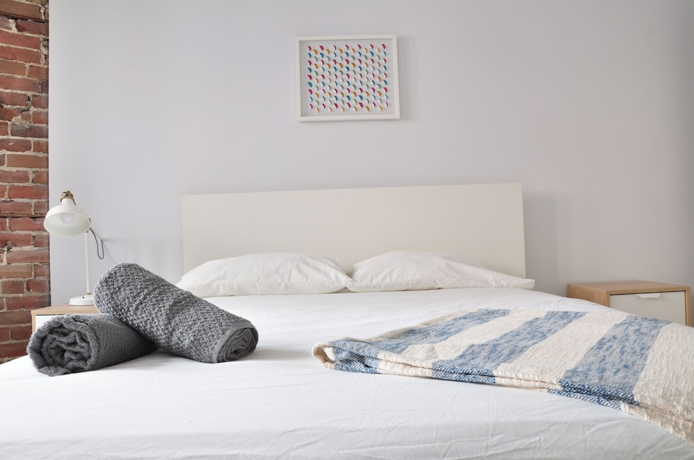 Modern Two Bedroom Apartment At Castle Lofts - Montreal
