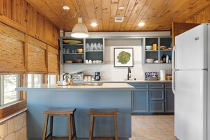 Casa, 2 quartos, pátio, vista para o rio | Cozinha privada | Um frigorífico/congelador grande, um micro-ondas, um forno 