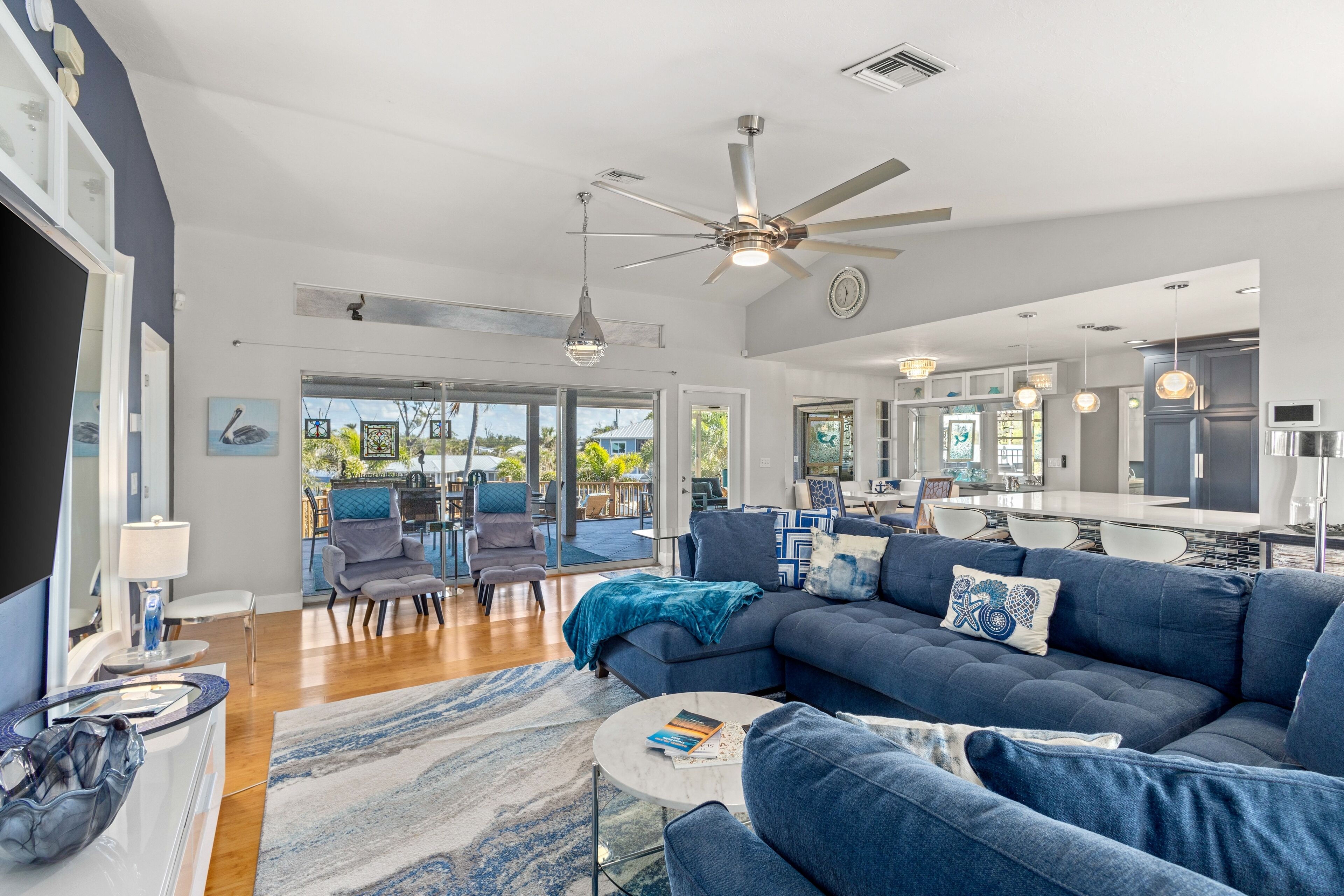 Luxurious Waterfront Home, Pool, Boat Dock, Fillet Station, Private Guest Suite - Cape Coral, FL