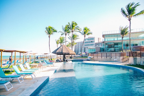 9 piscinas exteriores, toldos gratuitos, guarda-sóis