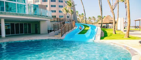 9 piscinas exteriores, toldos gratuitos, guarda-sóis