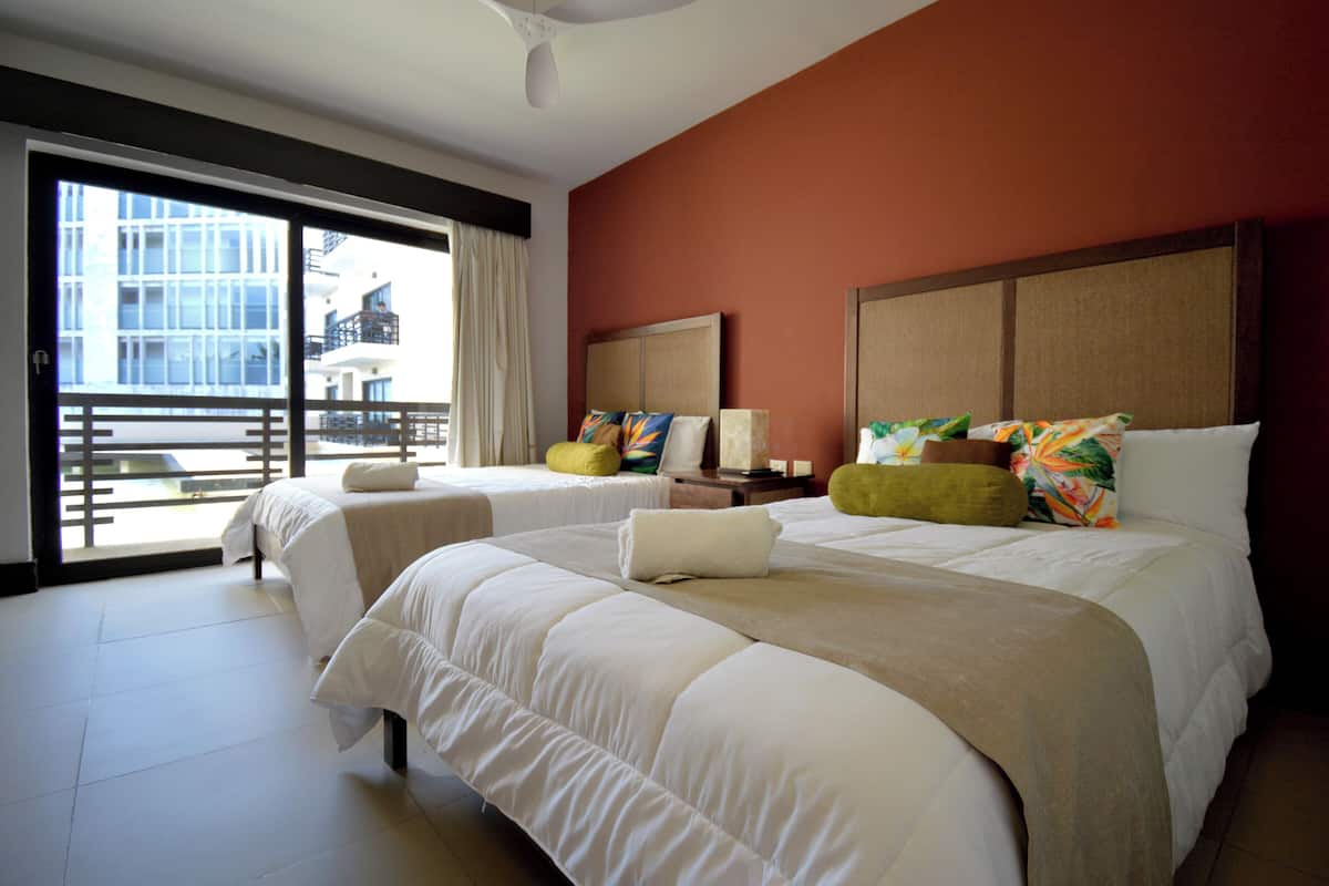 Apartamento, 3 quartos, varanda, vista para o resort | Sala de estar | Smart TV de 50 polegadas com canais digitais