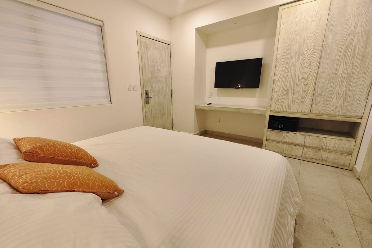 Apartamento Familiar, 2 quartos, piscina privativa, em frente à praia | 2 quartos, ferro/tábua de engomar, Wi-fi grátis