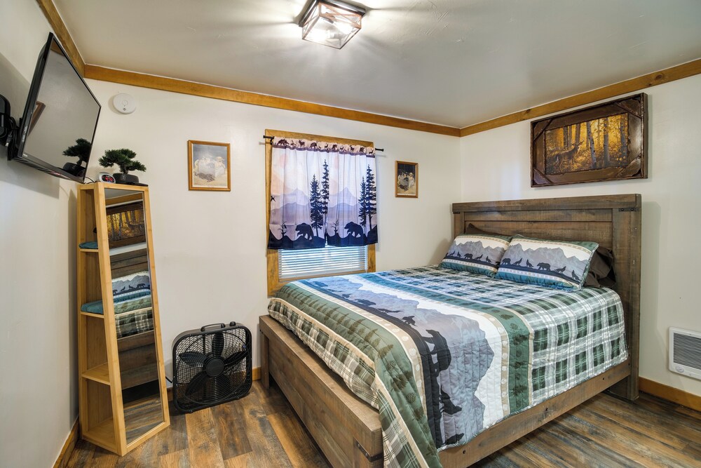 Riverfront Resort Cabin ~ 21 Mi To Crater Lake! - Oregon