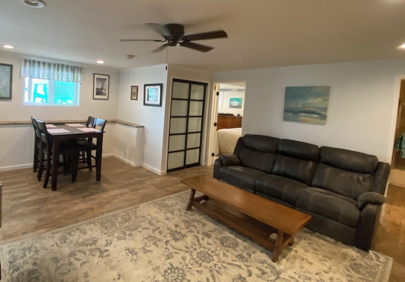 Charming 1-bedroom, 2 Minute Walk To The Beach - 엔시니터스