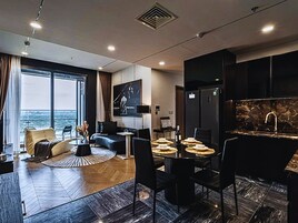 Apartamento Deluxe, 3 quartos, Vista para a cidade | Sala de estar | Smart TV de 32 polegadas com canais por cabo, escritórios 