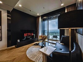 Apartamento Deluxe, 3 quartos, Vista para a cidade | Sala de estar | Smart TV de 32 polegadas com canais por cabo, escritórios 