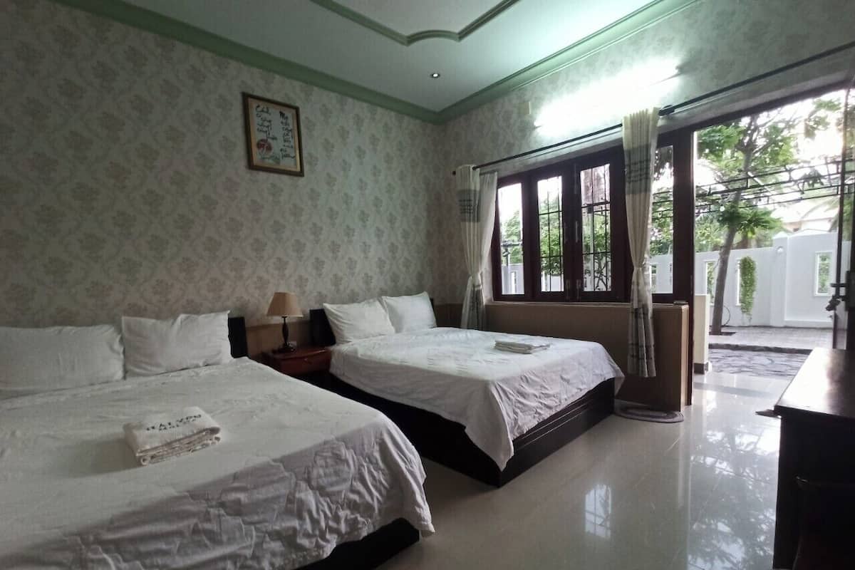 Quarto Quádruplo Básico, vista para o jardim | Secretária, Wi-fi grátis