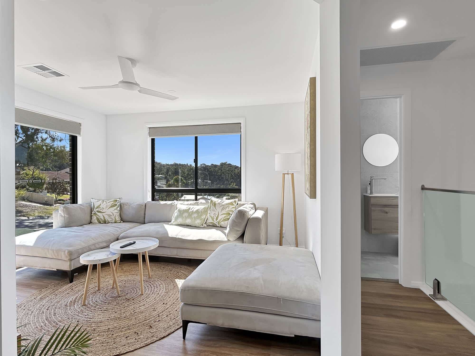 Chic 4-bed Beach House With Sea Views - Malua Bay