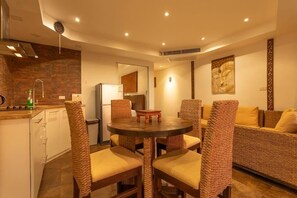 Apartamento Básico, vista para a montanha | Refeições no quarto