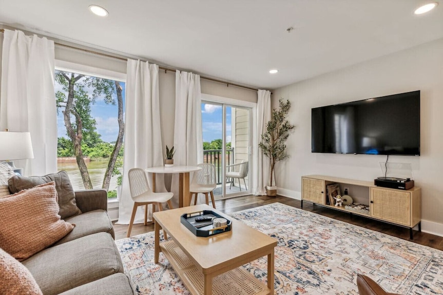 Renovated Chic, Riverfront Condo W/ Pool - Nashville