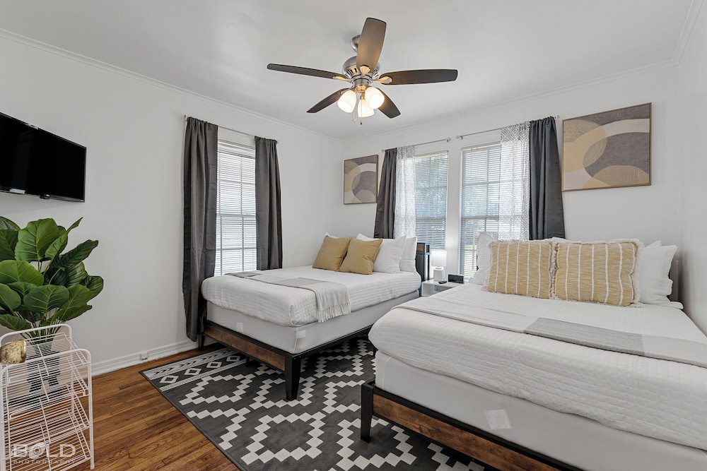 Safe, Broadmoor Haven. Spacious W/ King Bed & Large Backyard - Shreveport, LA