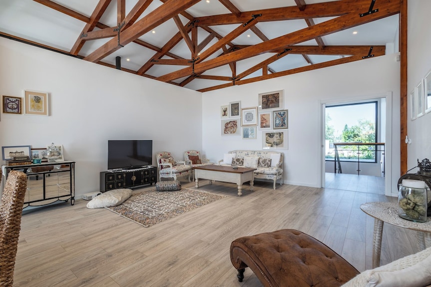 Contemporary Rural Villa With Large Wooden Beams With Artistic Accents - Fátima