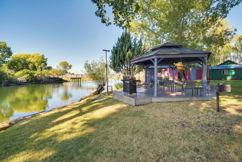 Riverfront Resort Cabin ~ 21 Mi To Crater Lake! - Oregon