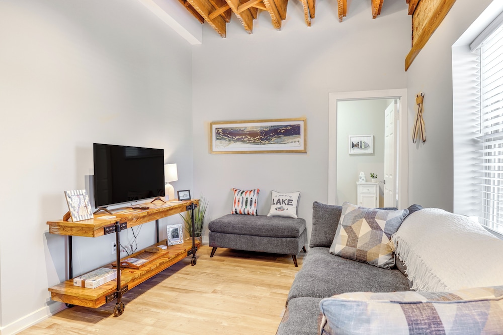 Chic Apt In The Heart Of Downtown Canandaigua - Canandaigua, NY