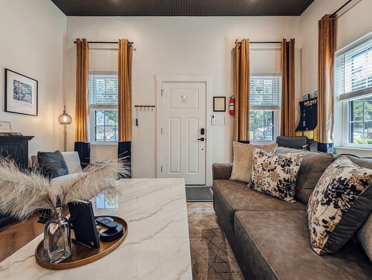 {Luxe Lil Tio} Downtown Retreat - 5 Min Walk To River Access W/ Firepit & Grill - Pennsylvania