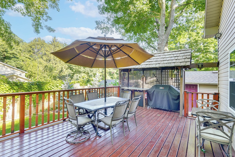 Coloma Retreat W/ Fire Pit, Walk To Beaches! - Lake Michigan Beach, MI