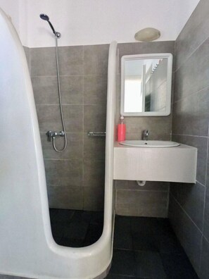 Toalhas fornecidas, sabão, papel higiénico 